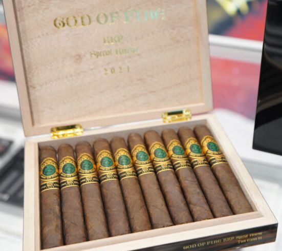 God of Fire KKP Never Back Down Toro Extra 54: a cigar that never backs ...