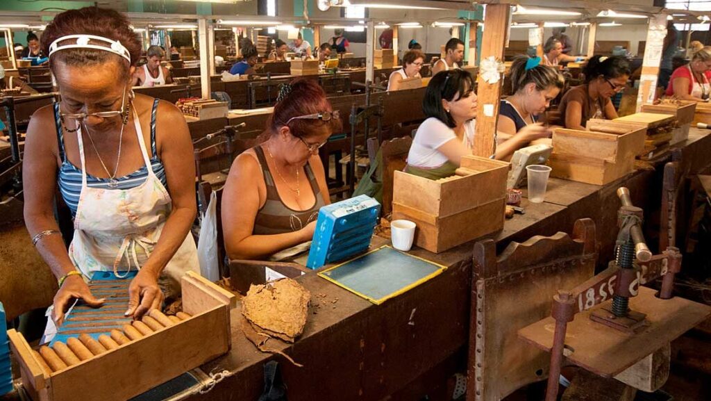 The Women of the Cigar: The True Magic Hands Behind Tobacco - Cigar ...